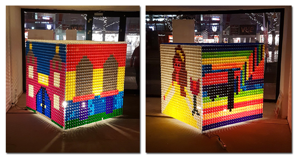 Grote lichtgevende kubussen van Leerlingen 't Palet Holy in etalage Veerplein 27 | Vlaardings Nieuws